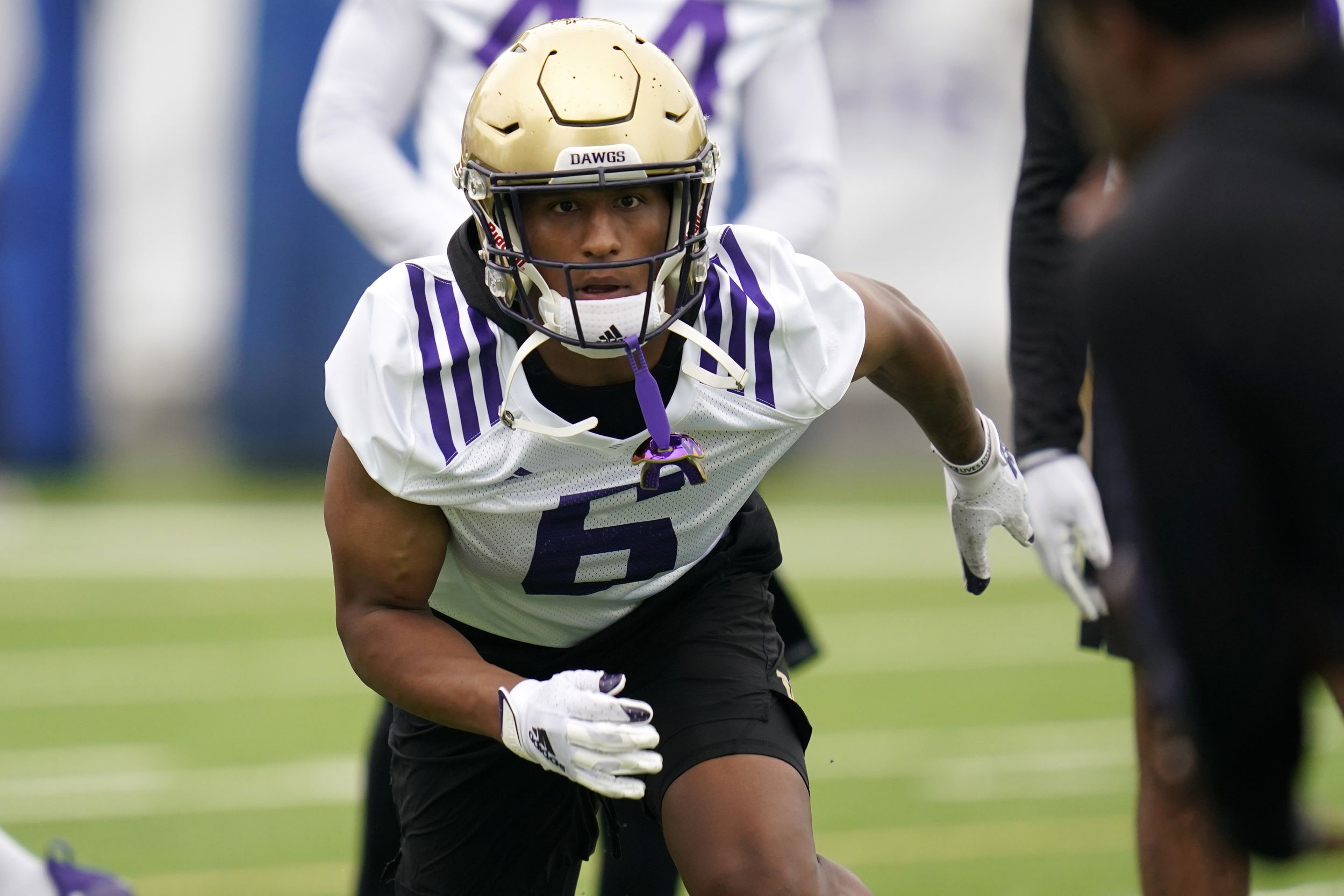 With injuries to both hands, UW safety Cameron Williams finished the ...