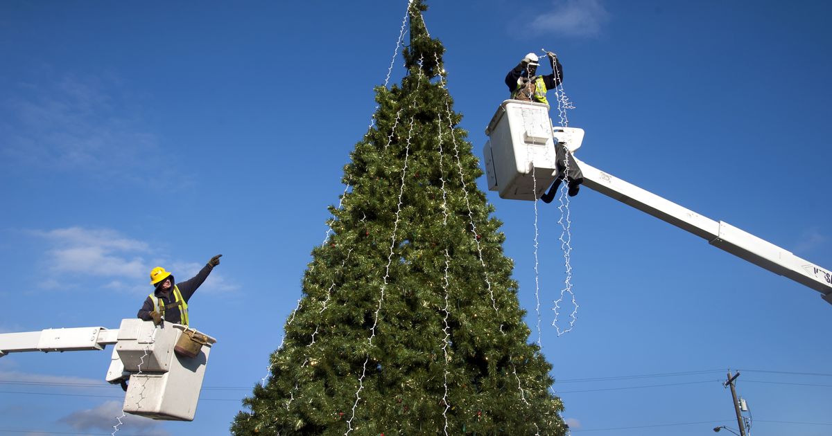 Spokane Valley Christmas tree stays aglow with volunteers