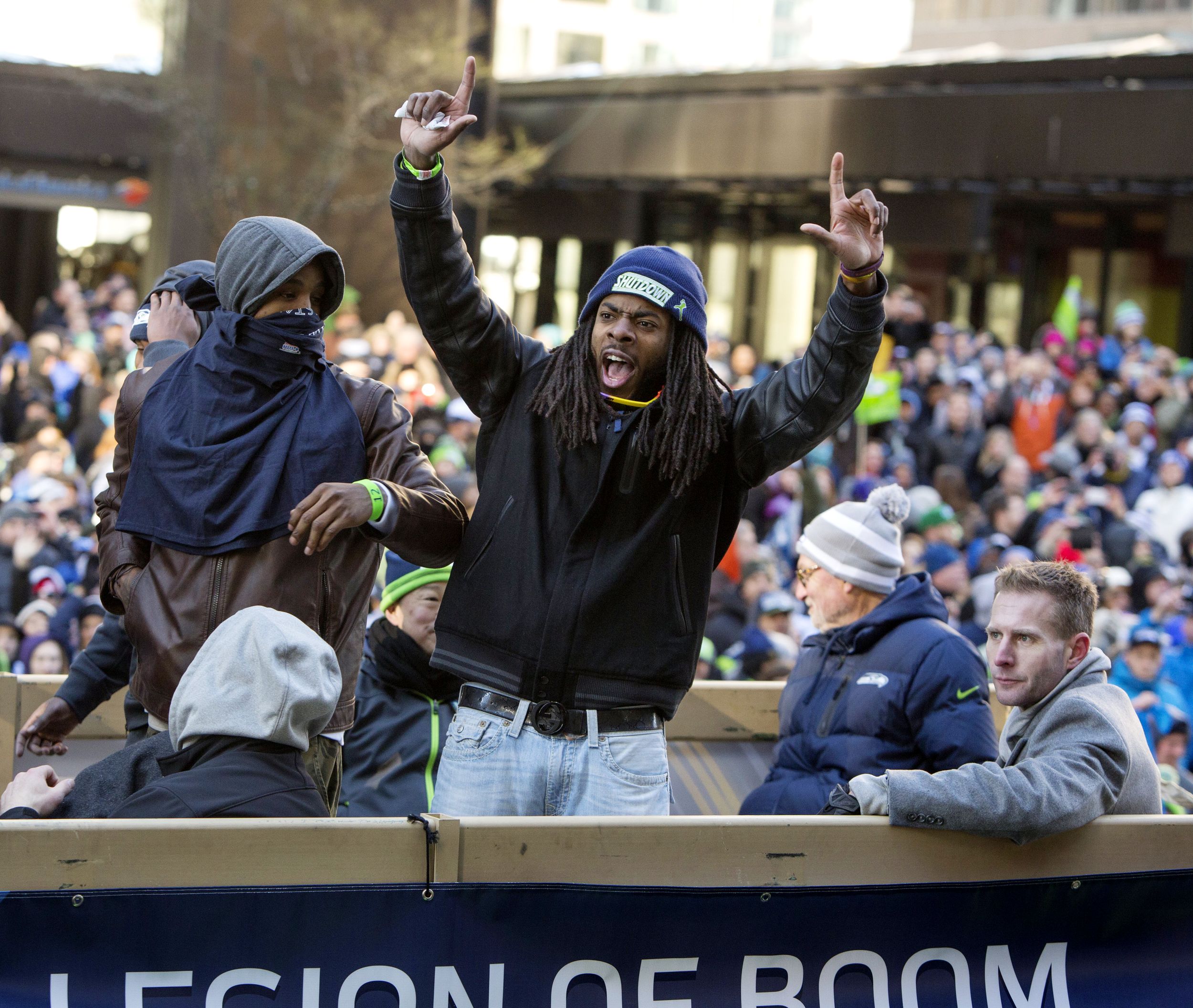 Seahaws parade through Seattle in front of 700,000 fans - Feb. 6, 2014 ...