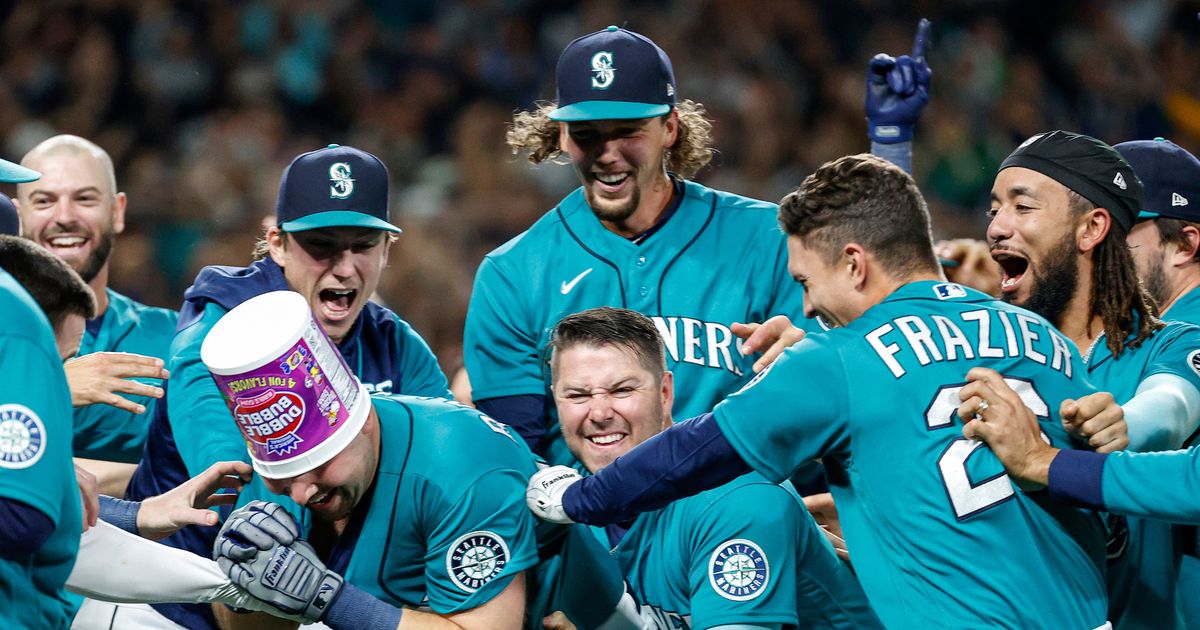 Mariners clinch first postseason berth since 2001 on walk-off home run Mariners clinch first postseason berth since 2001 on walk-off home run