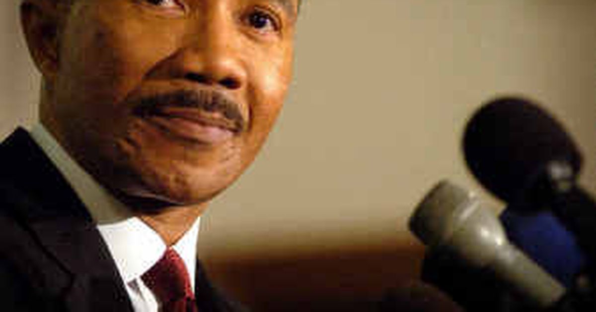 NAACP president Mfume resigns