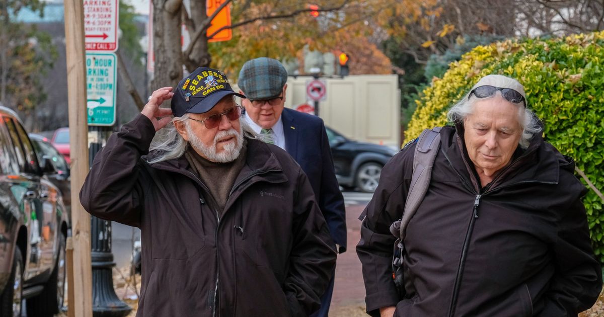 Veterans seek petition outside Mann-Grandstaff to end controversial ...