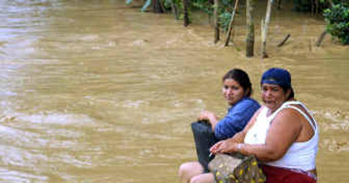 Venezuela begins evacuating thousands stranded by floods