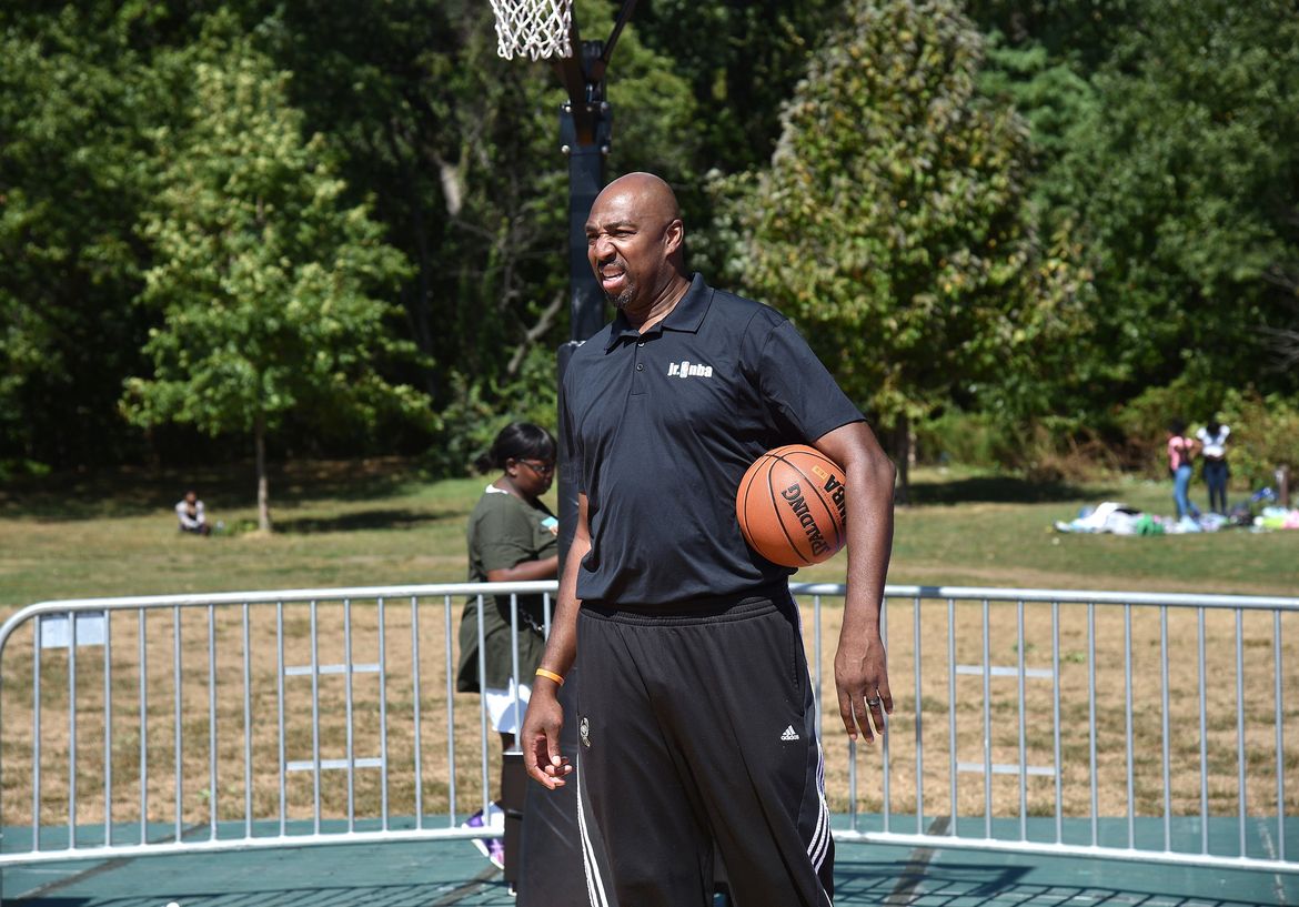 Vin Baker, with an assist from Shawn Kemp, wants to change lives in Seattle
