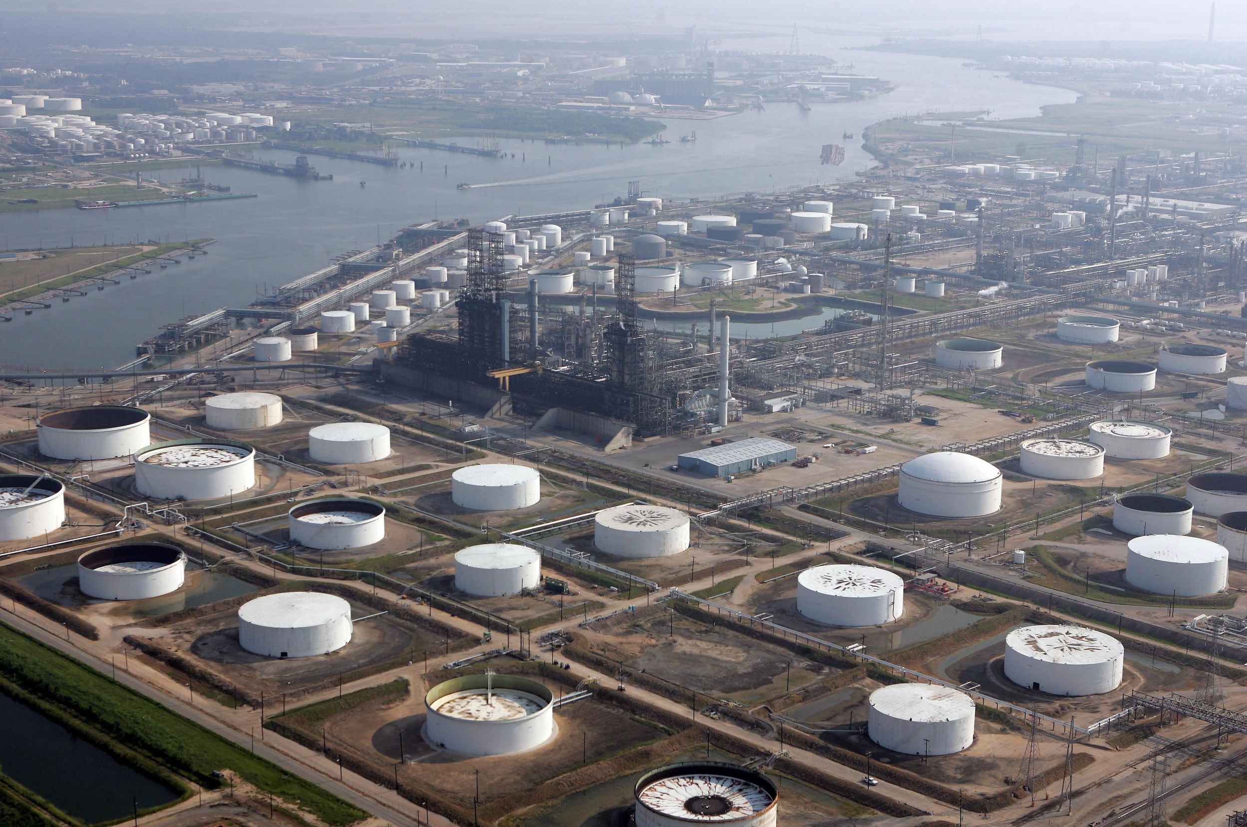 Hurricane raises flooding, power loss fears for Texas oil refiners