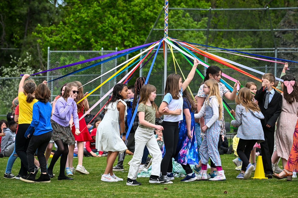 Franklin Elementary students weave a maypole in 25th year of the school ...