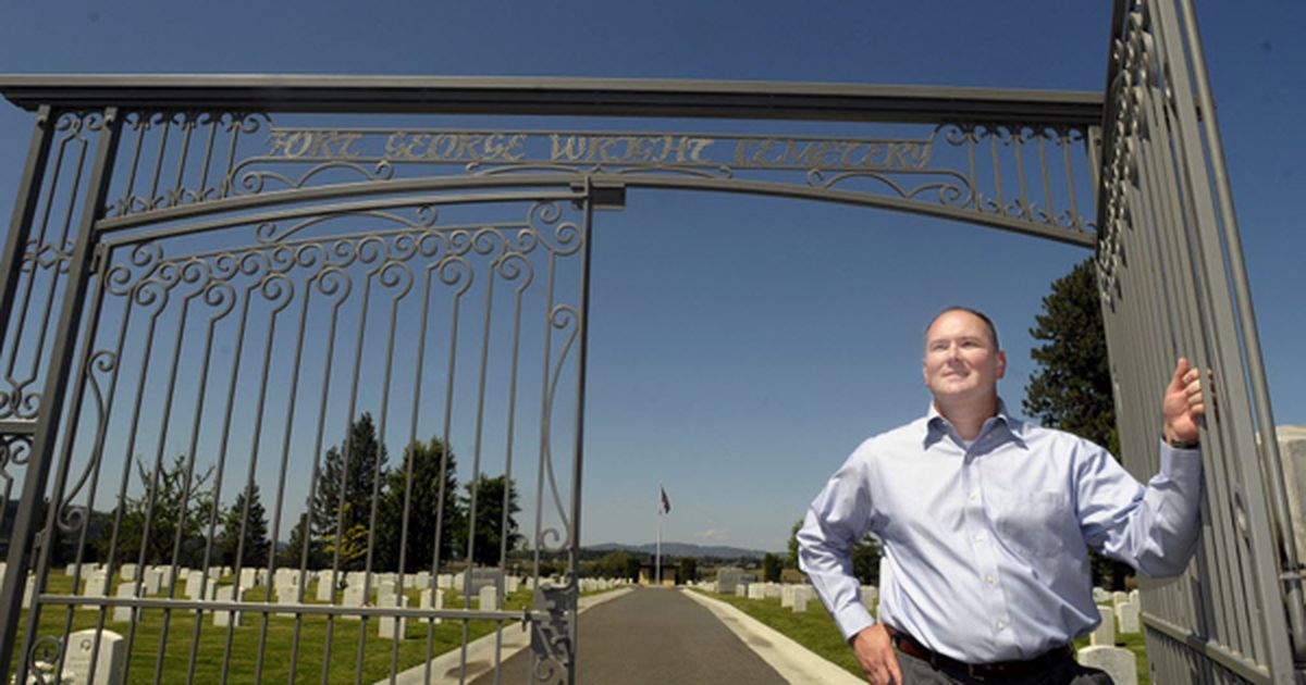 Greg Ridgley on Fort Wright cemetery gates - July 17, 2009 | The ...