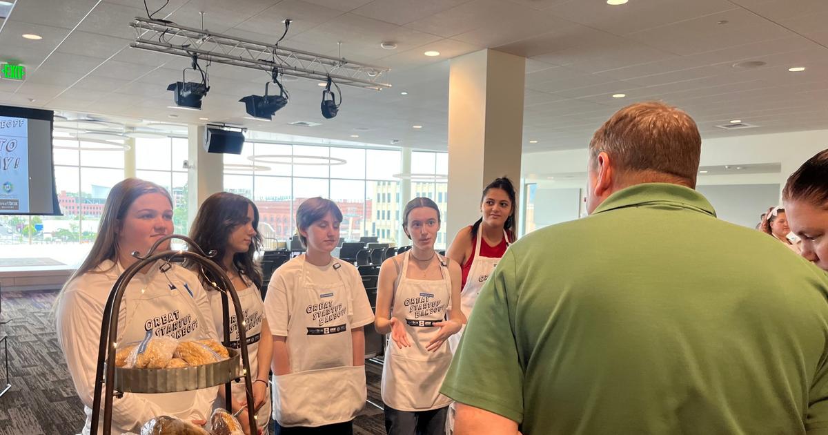 Teens sell baked goods out of Central Library in first Great Startup ...