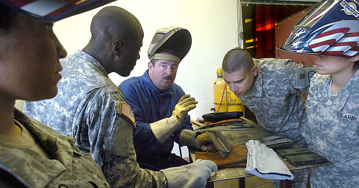 Iraq-bound platoon learns how to weld