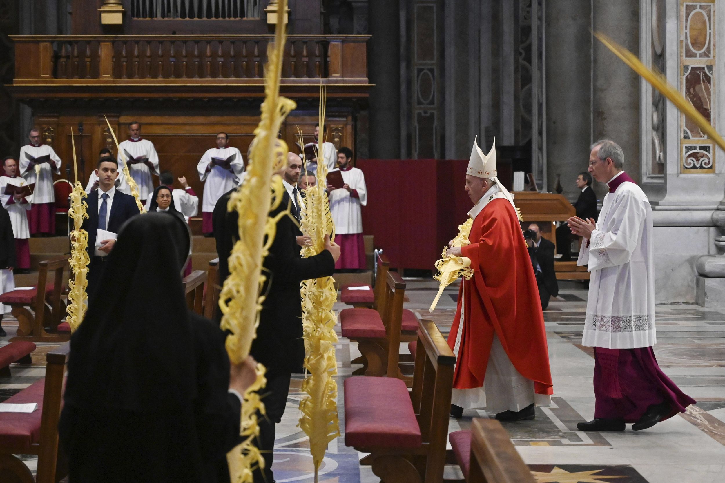 Palm Sunday: Pope celebrates without public in St. Peter’s