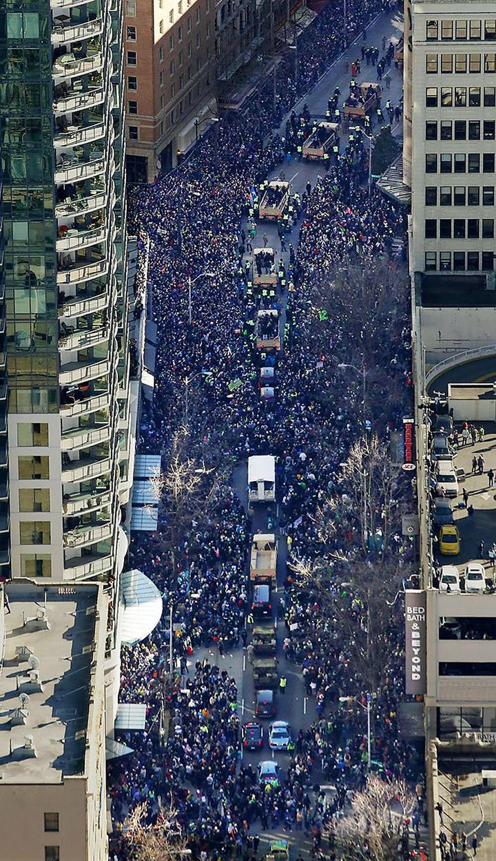 Seahaws parade through Seattle in front of 700,000 fans - Feb. 6, 2014 ...