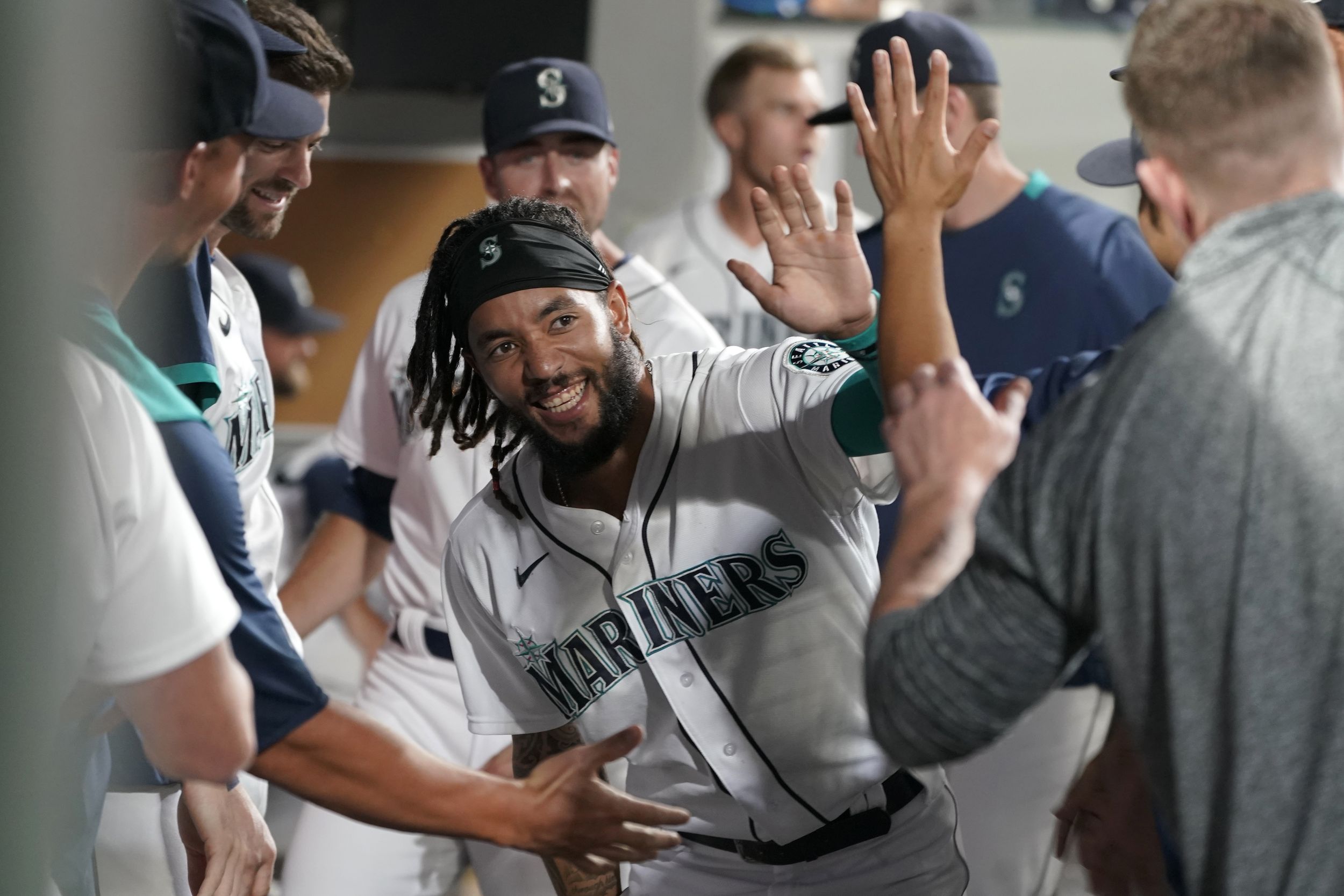 Mariners find their one-run magic again, earn walk-off win vs. Rangers