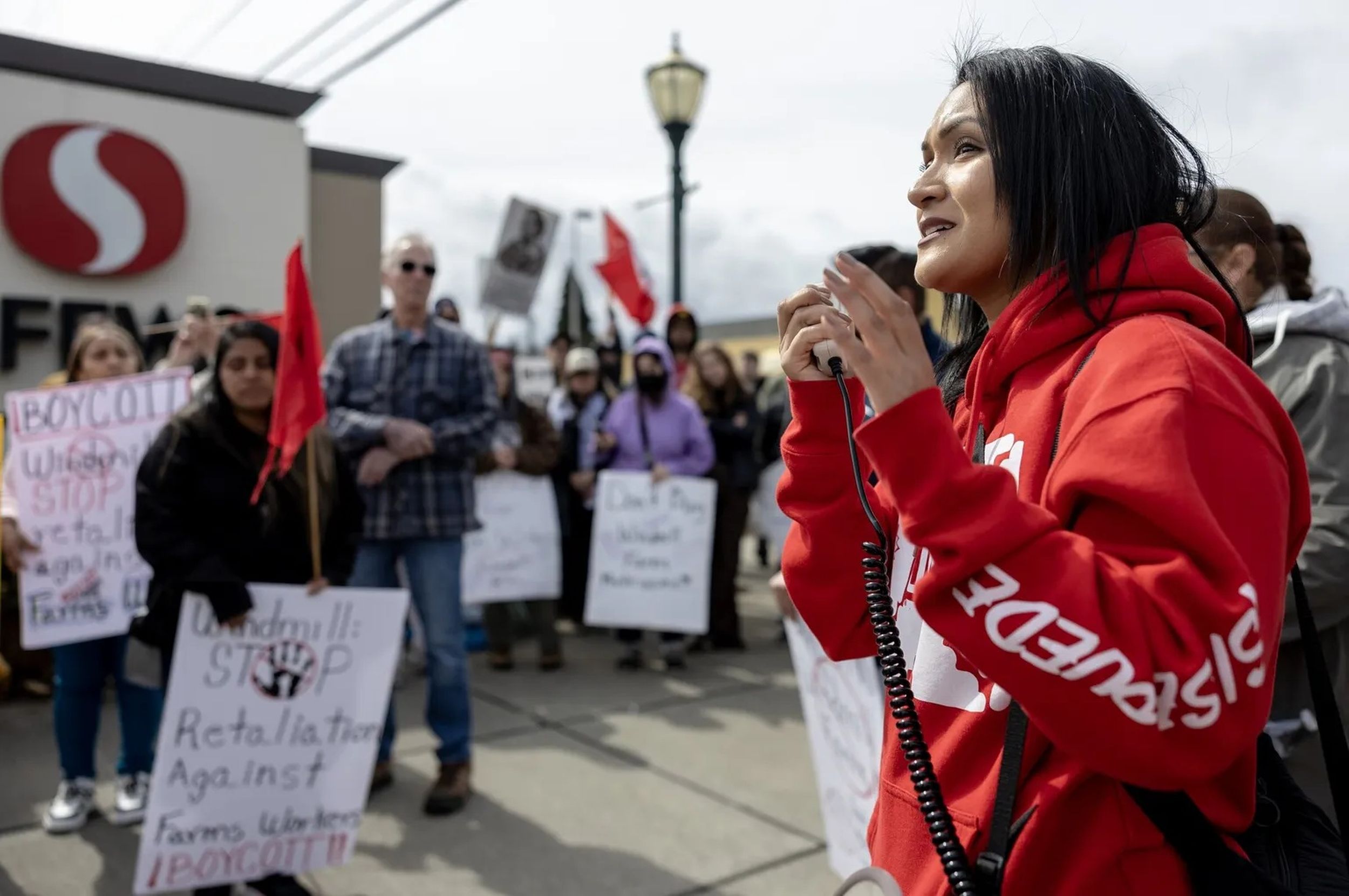 Yakima Valley workers urge boycott, protest Windmill mushrooms in Tacoma