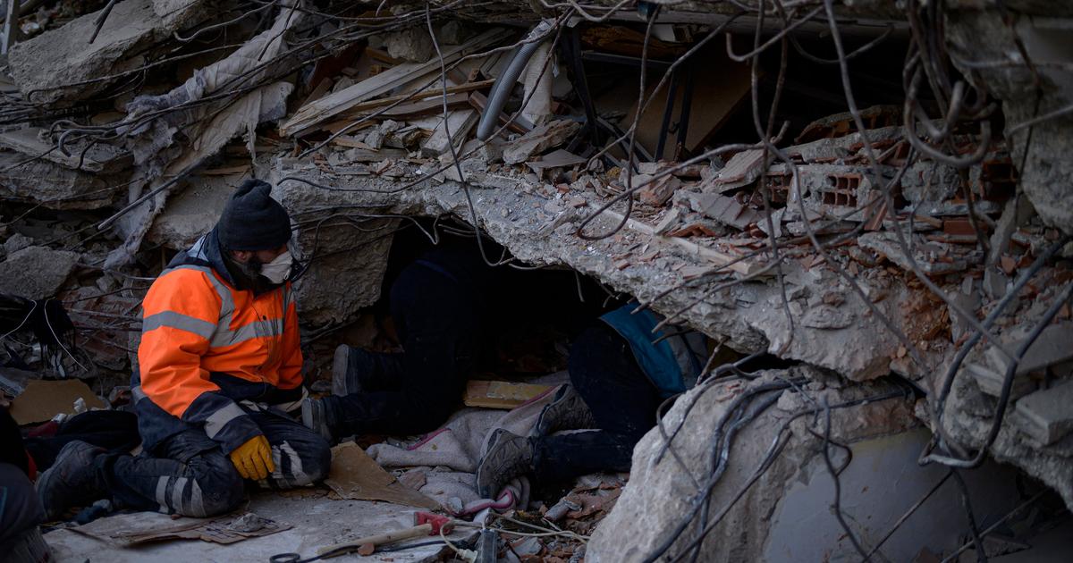 Earthquake survivors still being pulled from ruins despite long odds