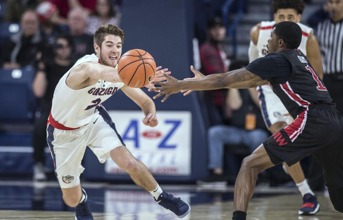 Art of the handshake: Gonzaga’s Jack Beach gets teammates fired up ...