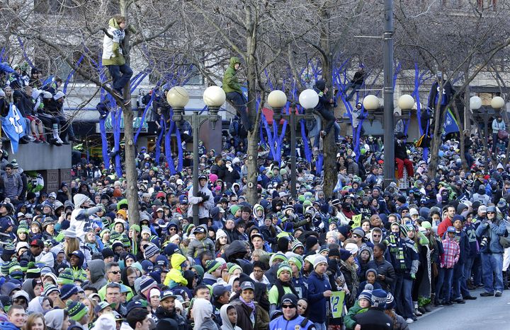 Seahaws parade through Seattle in front of 700,000 fans - Feb. 6, 2014 ...