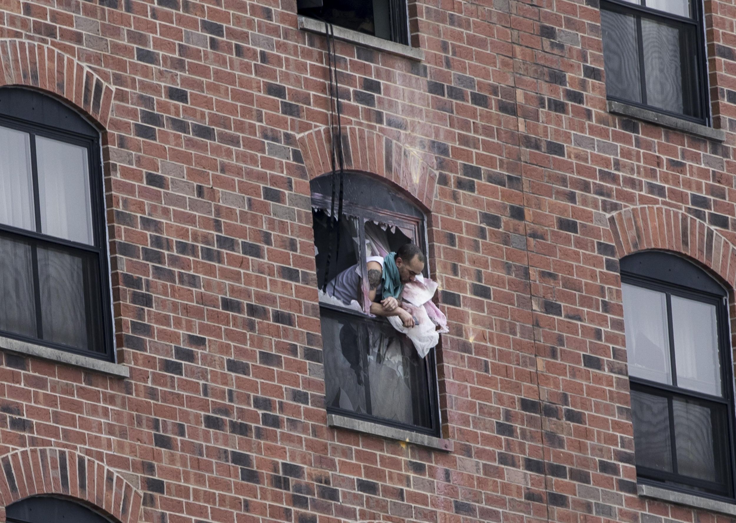 Swat Team Arrests Suspect In Standoff At Minneapolis Hotel The