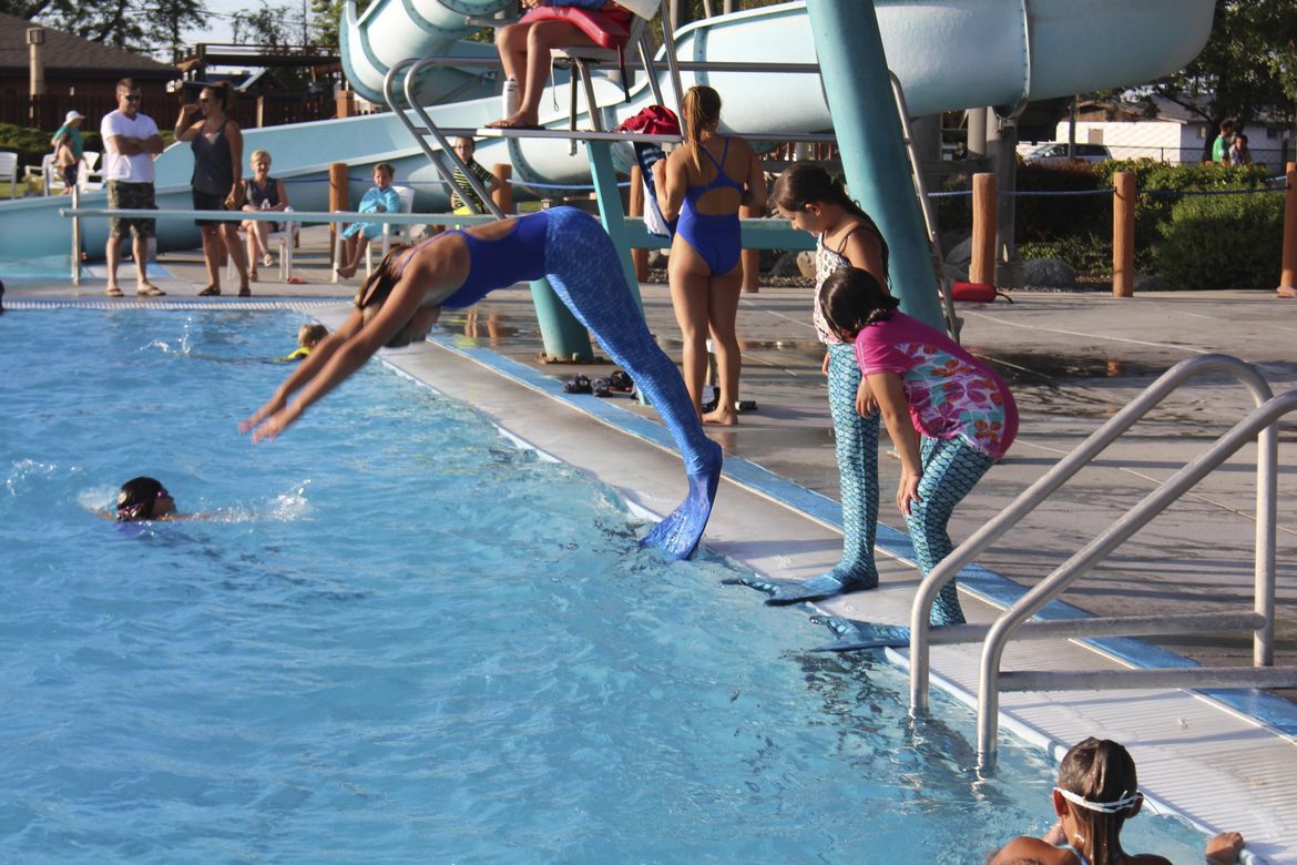 Mermaid school: Learning to swim with a tail