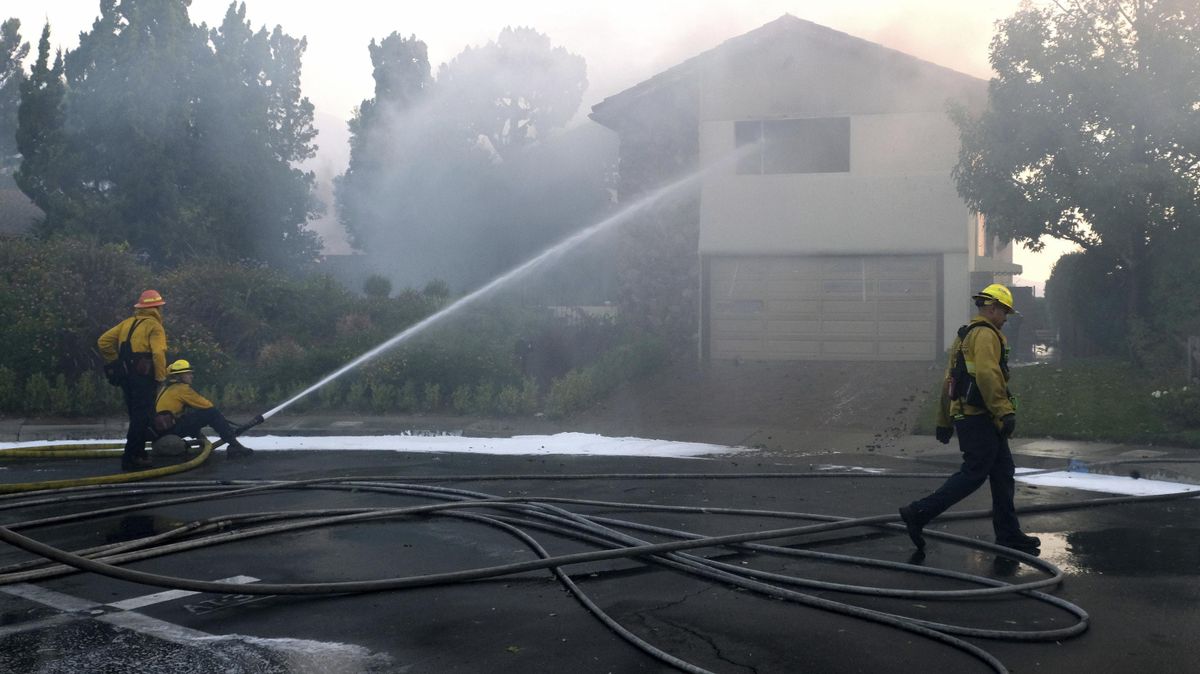 Firefighters taming Southern California blaze as winds fade | The ...