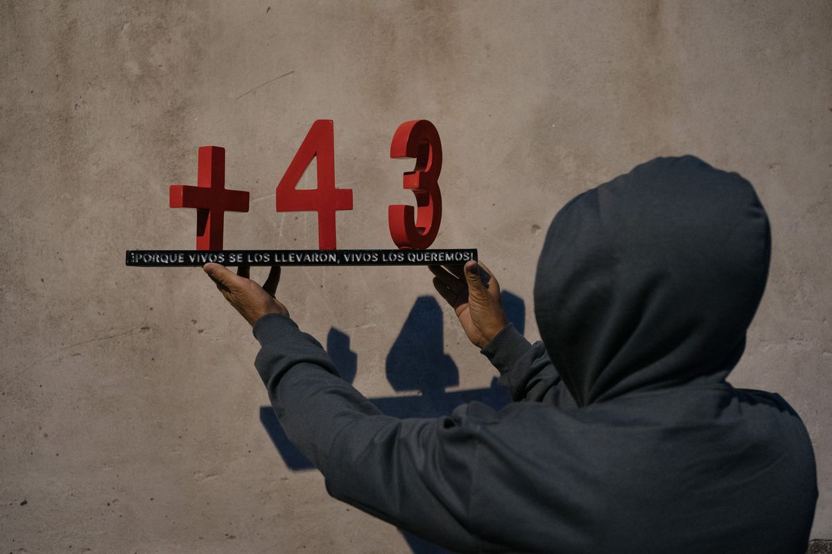 An underground campaign is transforming the monuments of Mexico City