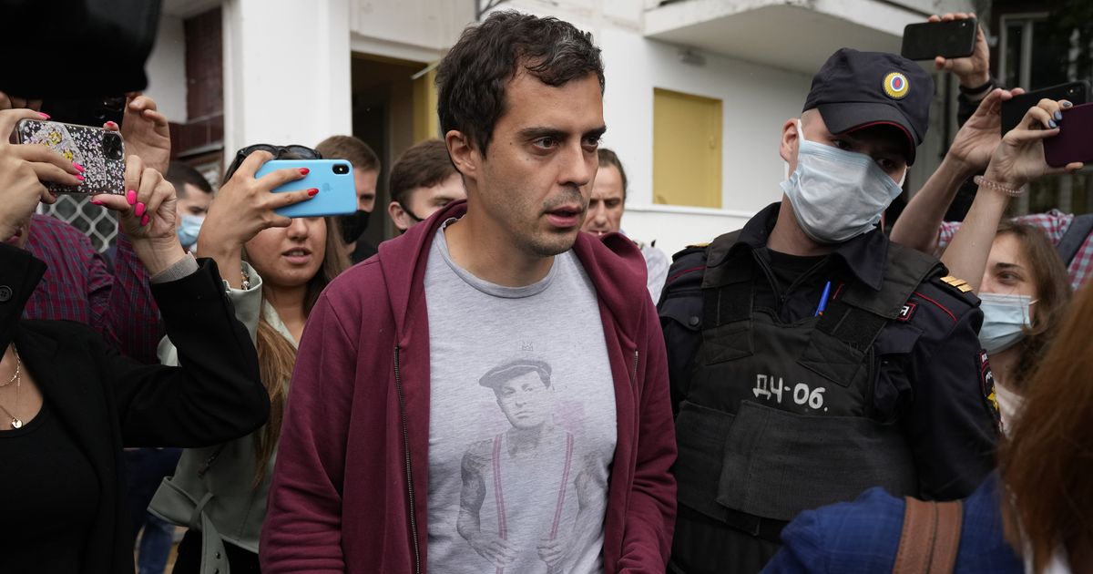 Russian police raid home of investigative journalist