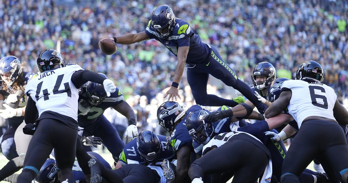 Seahawks snap home losing streak with dominating 31-7 win over ...