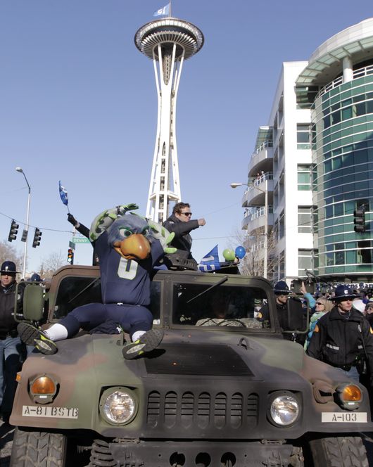 Seahaws parade through Seattle in front of 700,000 fans - Feb. 6, 2014 ...