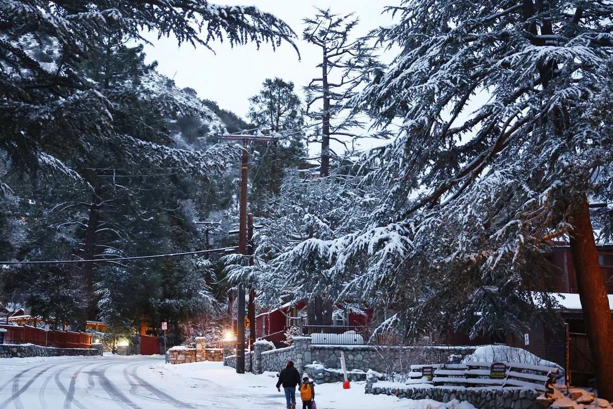 Heavy snow closes freeways as Southern California braces for worst of ...