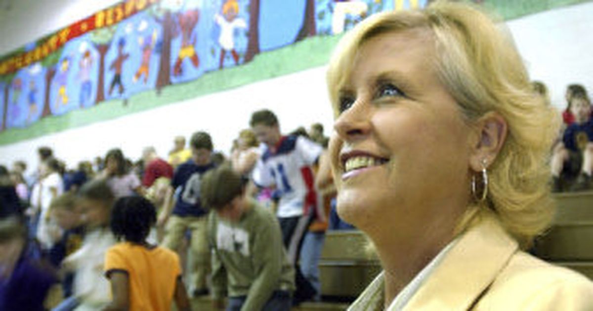 'Mrs. Fab,' young students brighten school with murals