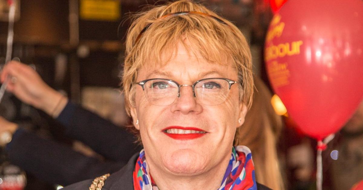 British standup comedian Eddie Izzard brings 'fresh and bubbly,' yet ...