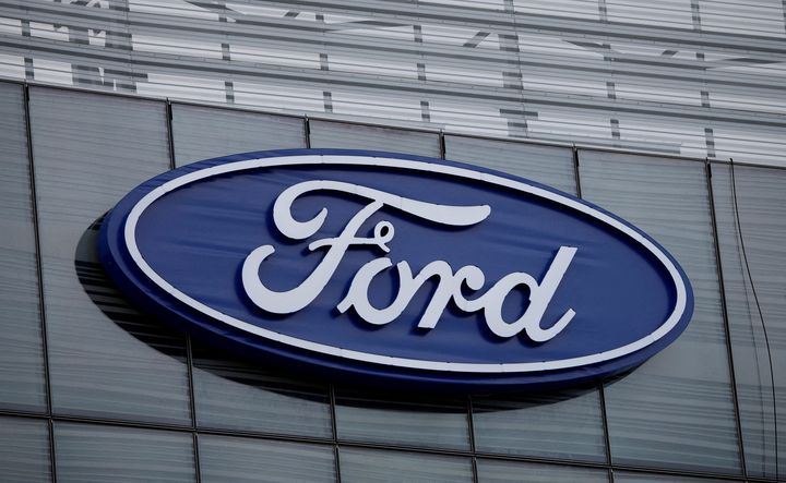 Ford and GM win approval to launch new car loan banks