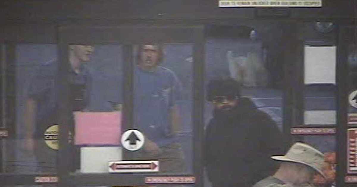 Fake dreadlocks part of robber's disguise, police say