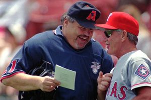 Ken Kaiser, colorful umpire who quit during labor talks, dies at 72